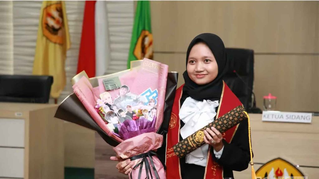 Kisah Inspiratif : Wiwit Nurhidayah Menyandang 4 Gelar Akademik ...